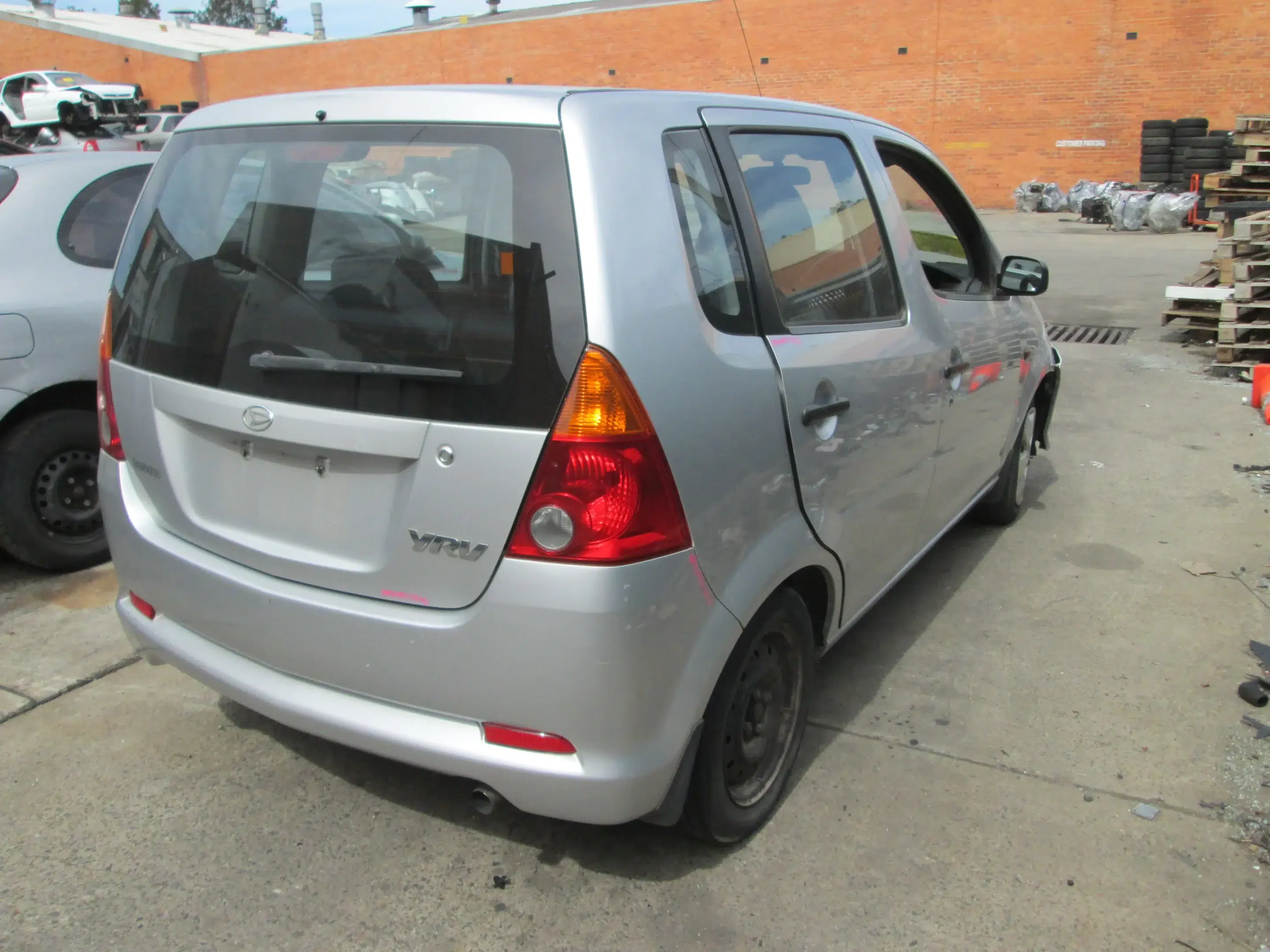 Wrecking Daihatsu YRV 1.3i -M- Silver for spare car parts. | New Model ...
